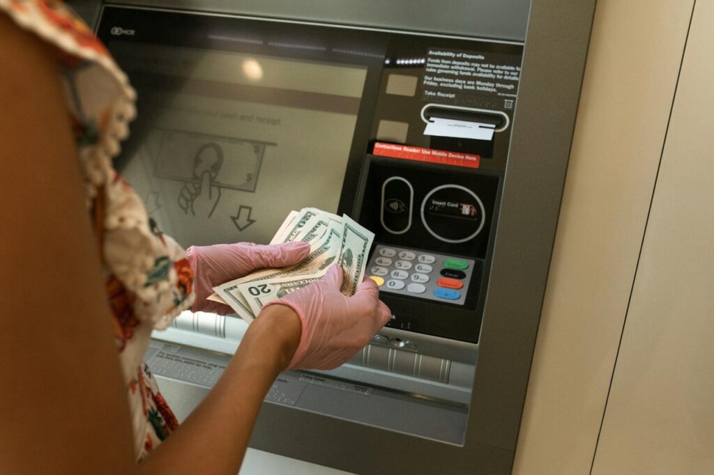 I’m a Bank Teller: 7 Reasons You Should Think Twice About Keeping Over ...